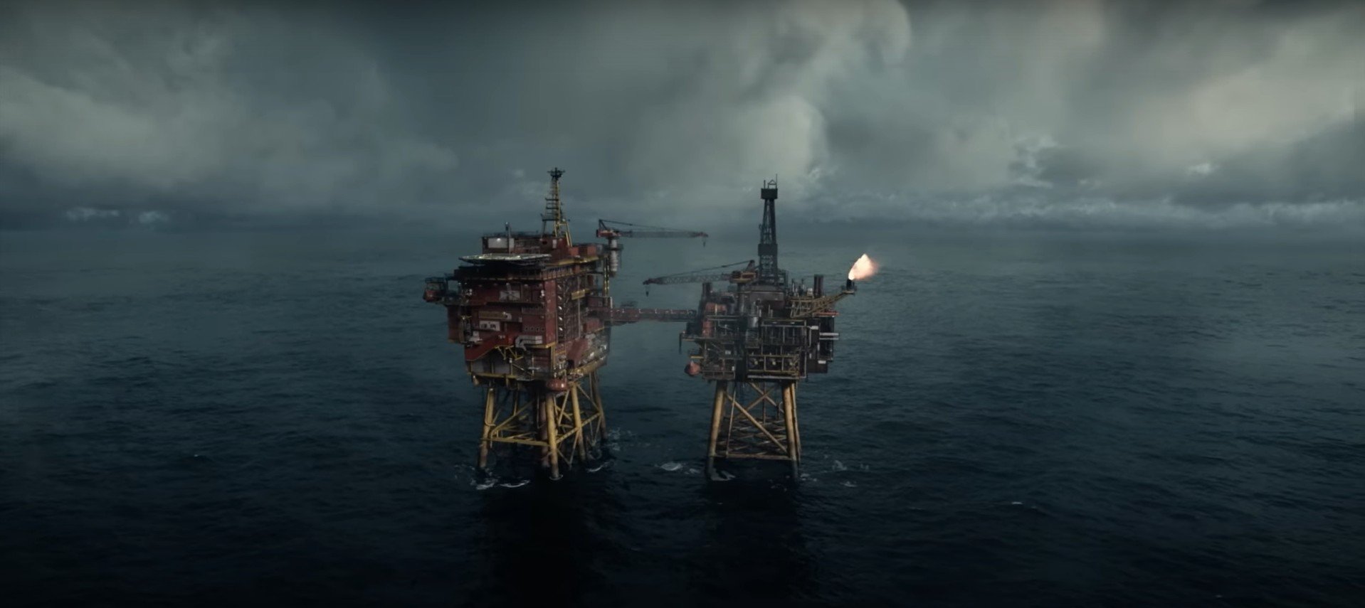 Le Rig émerge d'une équipe d'emballage orageuse de la mer du Nord dans ...